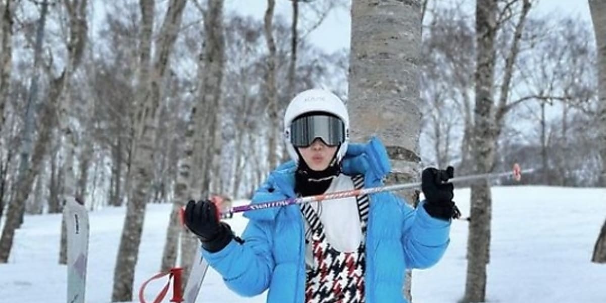 女優シン・ダウン、日本でスキー旅行を満喫…お茶目なポーズで記念撮影 - Kstyle