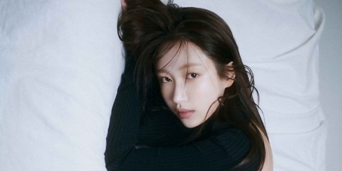 EXID ハニ、グラビアで見せたセクシーな魅力…背中を露出した大胆な衣装 - Kstyle