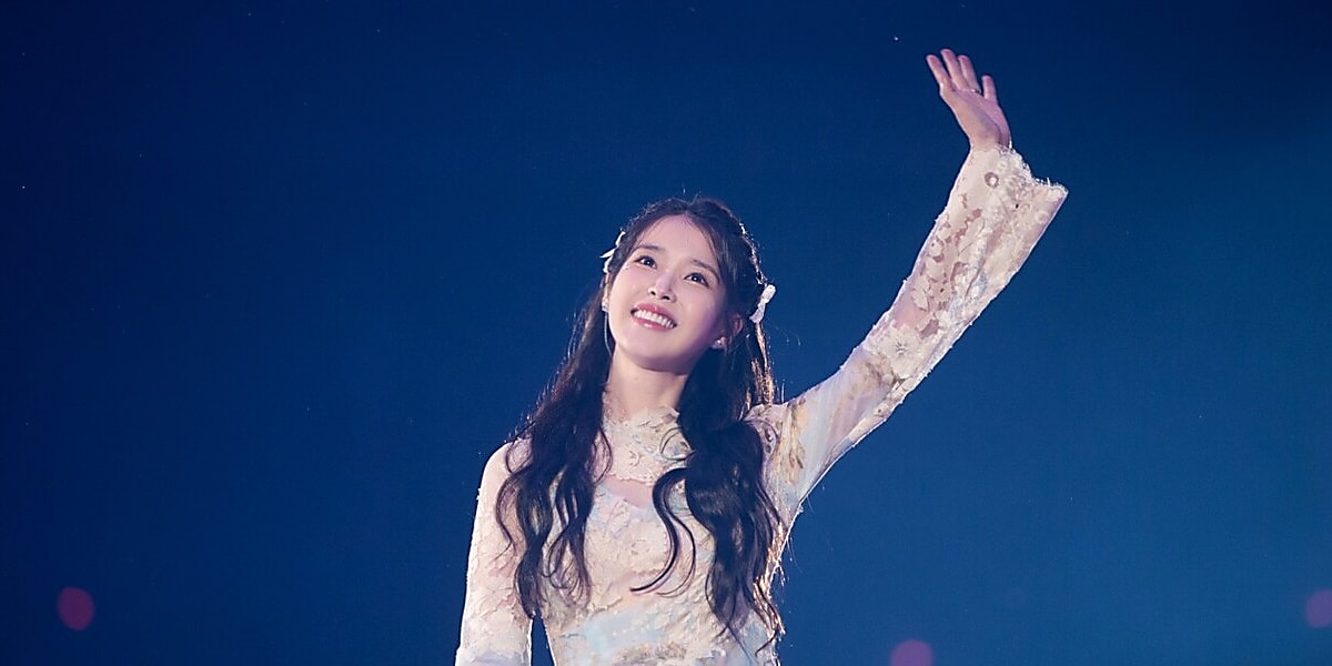 IU、初披露のステージも…ファンと共にデビュー15周年をお祝い「今年一番幸せな時間」 - Kstyle