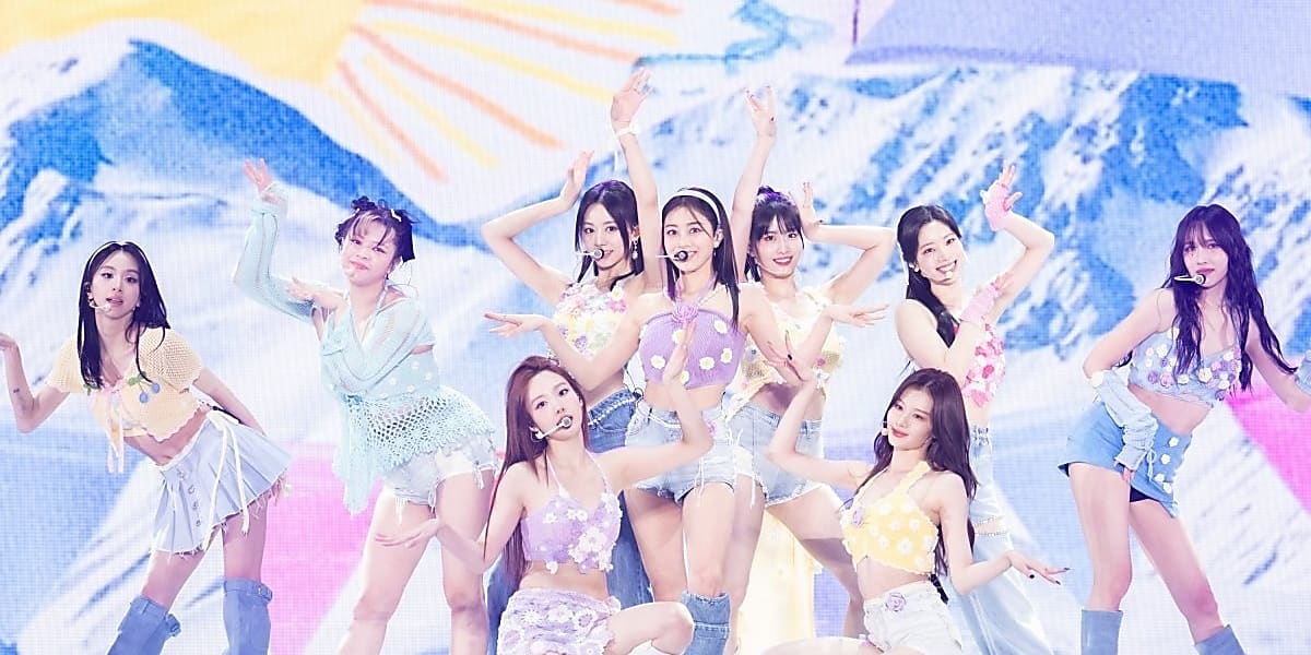 TWICE、K-POPガールズグループ初となる日産スタジアムでのライブ開催が決定！福岡公演でサプライズ発表 - Kstyle