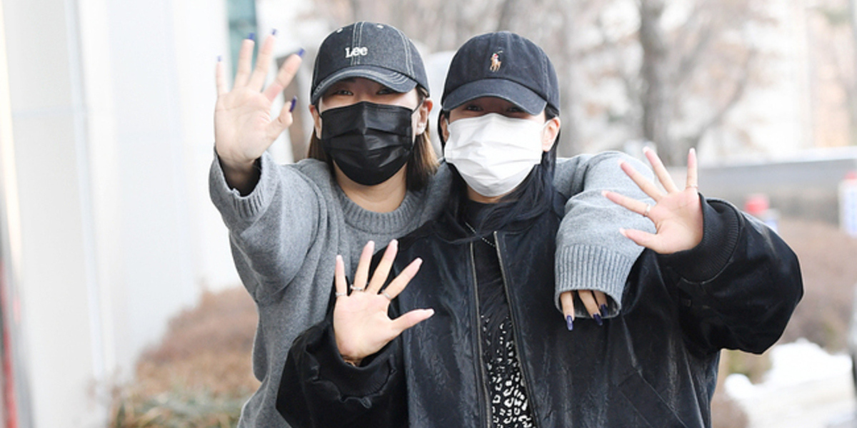 【PHOTO】「STREET WOMAN FIGHTER」出演La ChicaのGabeeとRian、ラジオ出演のため放送局へ - Kstyle