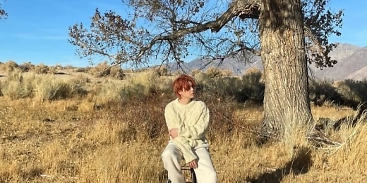 BTS（防弾少年団）のSUGA、広い自然を背景にポーズ…オーラ溢れる雰囲気 - Kstyle