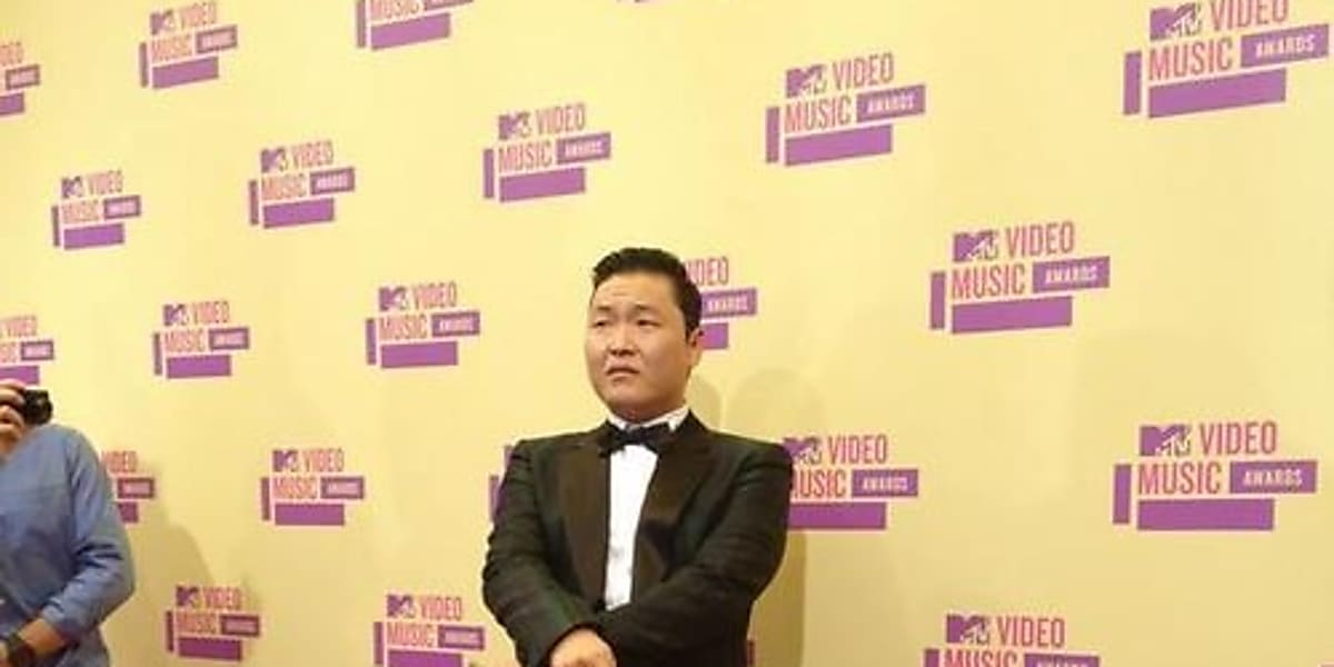 PSY、MTV Video Music Awardsのレッドカーペットで馬ダンスを披露！ - Kstyle