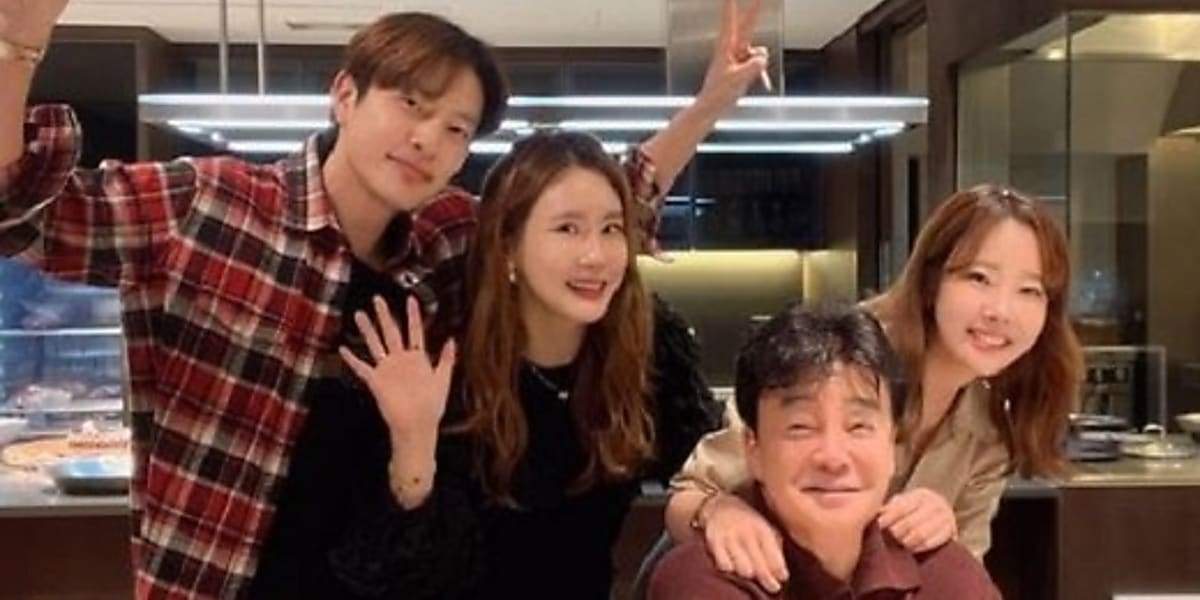 イ・ダヘ＆SE7EN、結婚を控えてペク・ジョンウォン夫妻と食事…幸せそうな近況ショットを公開 - Kstyle