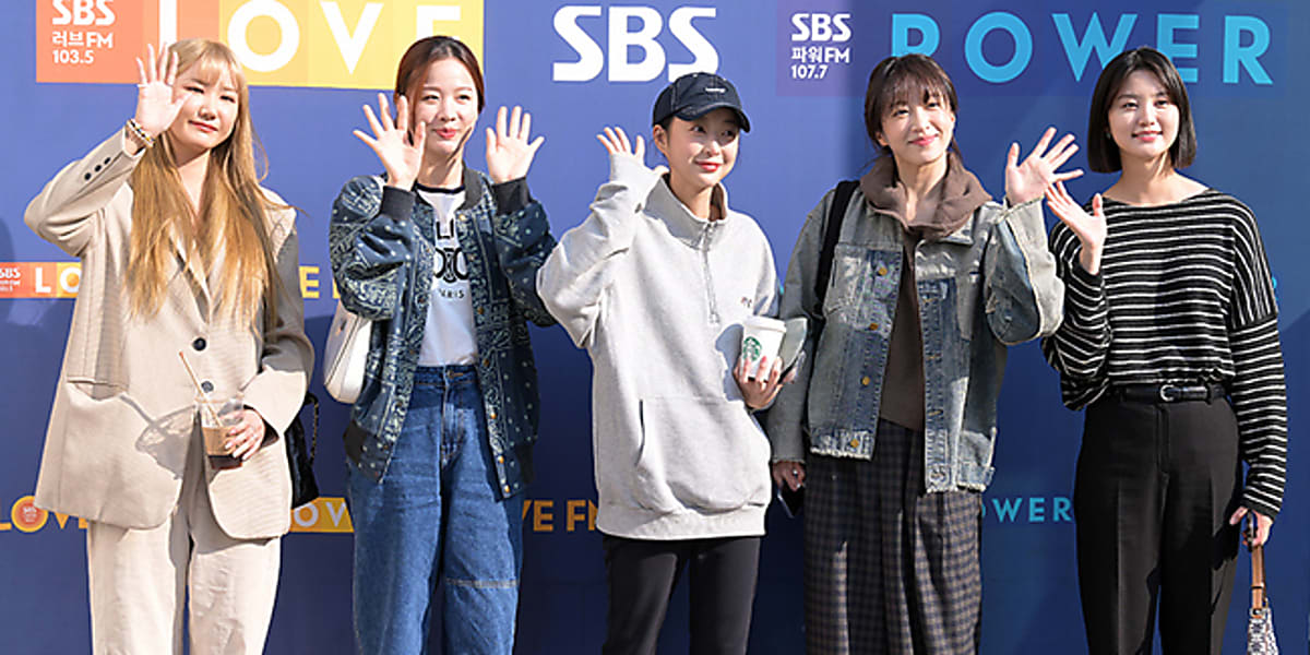 【PHOTO】EXID「2時脱出Cultwo Show」出演のため放送局へ…カジュアルコーデで登場 - Kstyle