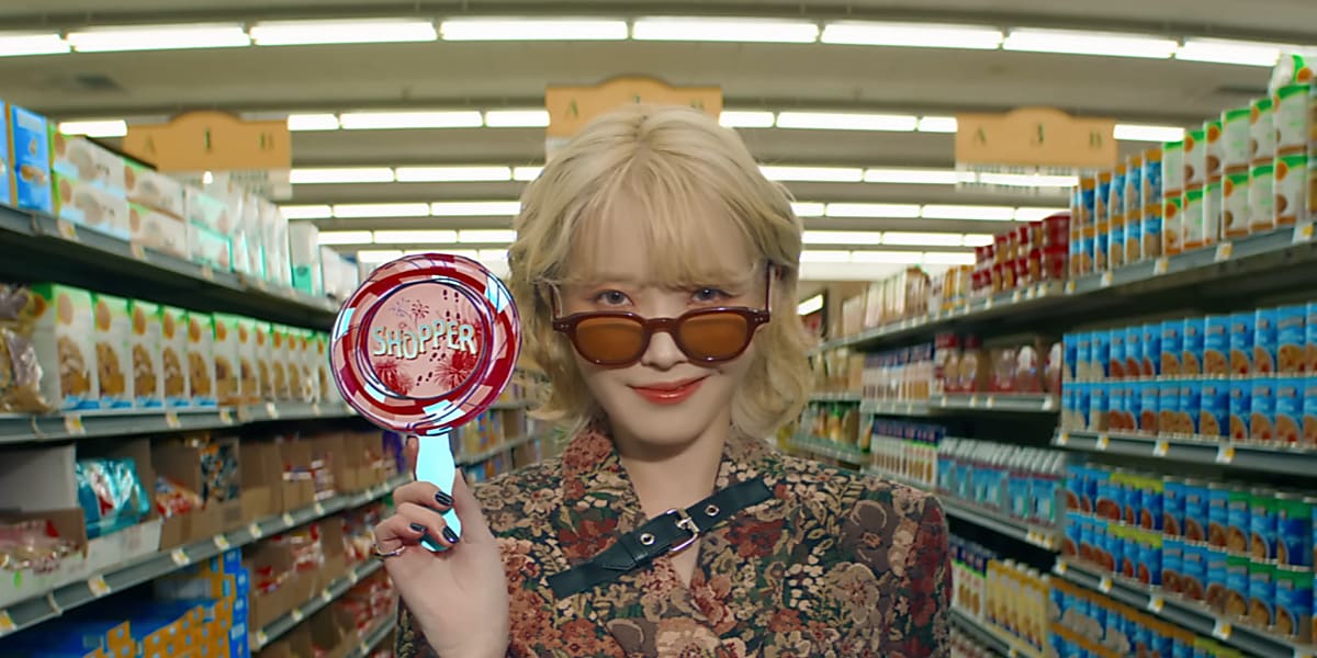 IU、ダブルタイトル曲「Shopper」MV予告映像を公開…男性アーティストの登場にも注目 - Kstyle