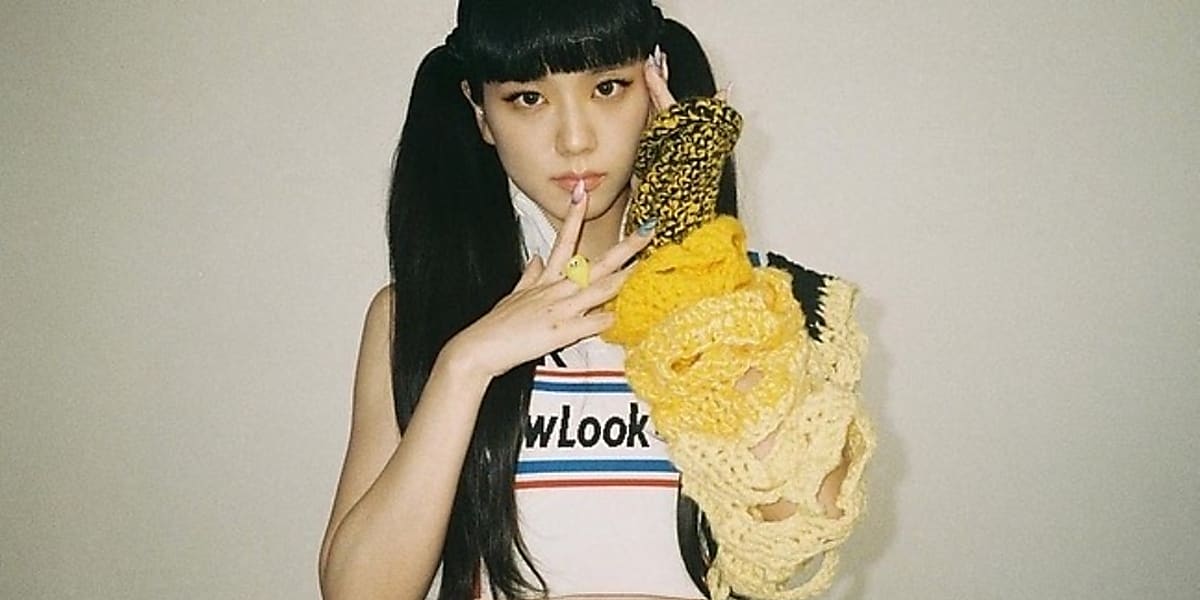 BLACKPINK ジス、ぱっつん前髪＆ツインテールでキュートな姿を披露…完璧なビジュアルとプロポーションにも注目 - Kstyle