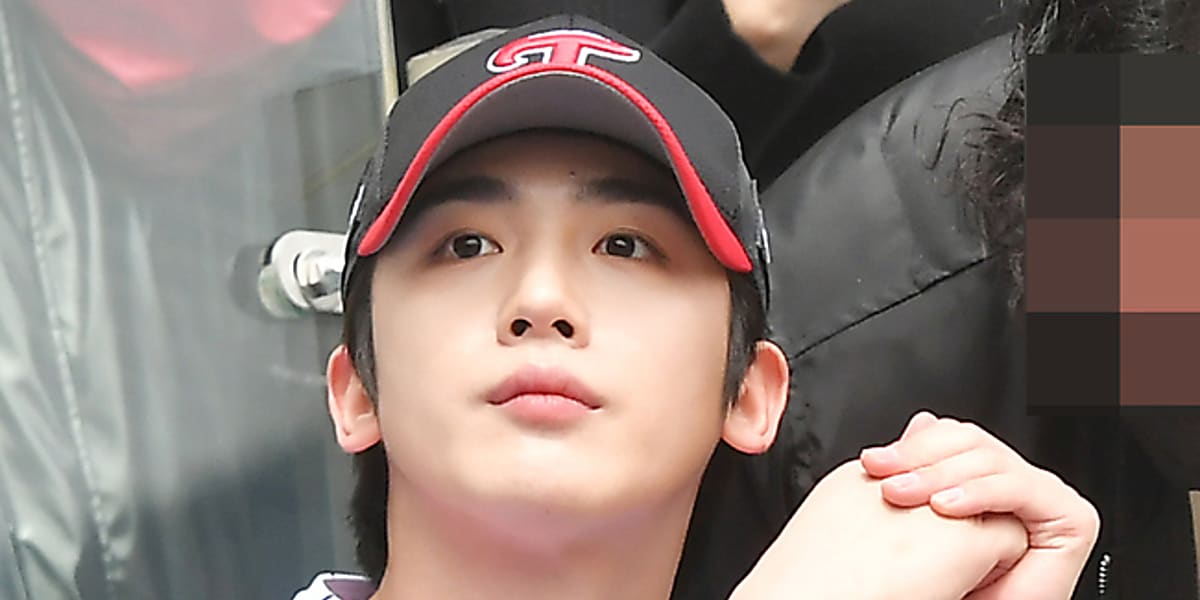 【PHOTO】WEi キム・ヨハン、始球式に登場…爽やかなユニフォーム姿 - Kstyle