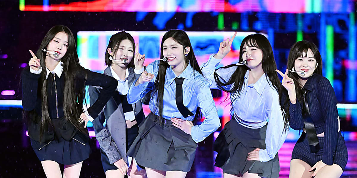 【PHOTO】IVE「K-POP SUPER LIVE」でステージ披露…雨の中でも輝く美貌 - Kstyle