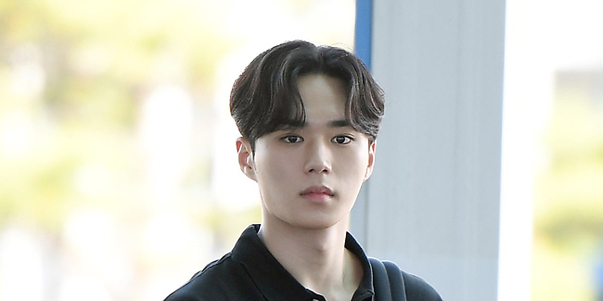 【PHOTO】WEi、ワールドツアーのためイギリスへ出国…夏ファッションで登場 - Kstyle