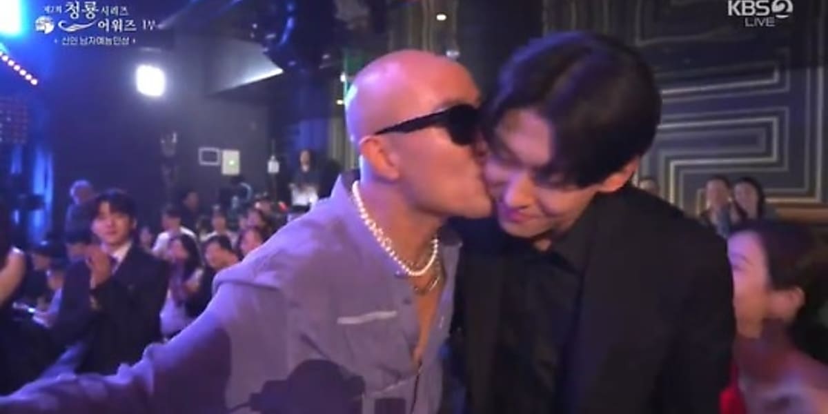 「脱出おひとり島2」出演DEX、授賞式中にホン・ソクチョンからキス！？突然の行動が話題に - Kstyle