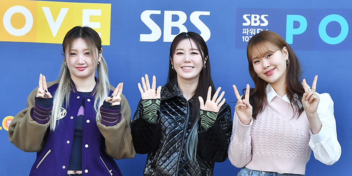 【PHOTO】WSG WANNABEの4FIRE、ラジオ出演のため放送局へ…多彩なポーズを披露 - Kstyle