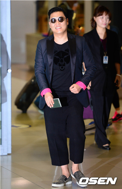 【PHOTO】報道陣に囲まれている“ワールドスター”PSY - Kstyle