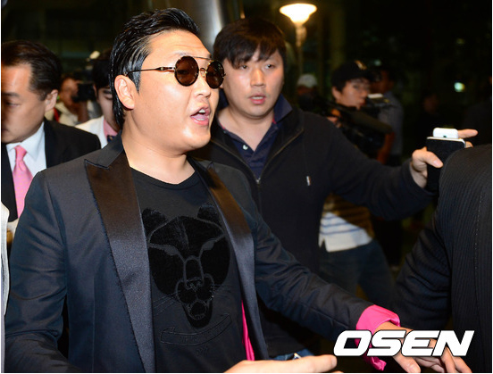 【PHOTO】報道陣に囲まれている“ワールドスター”PSY - Kstyle