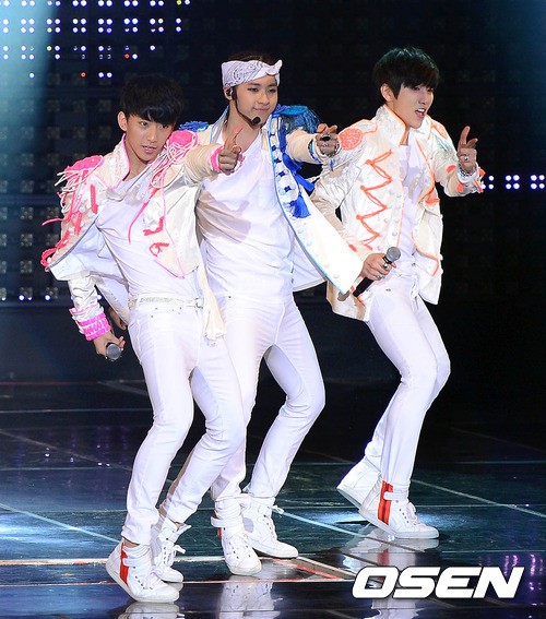 【PHOTO】B1A4、初の単独コンサートを開催“みなさん、愛しています” - Kstyle