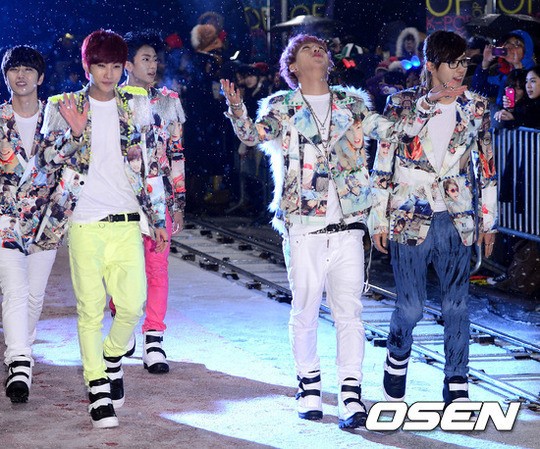 【PHOTO】B1A4「2012 SBS歌謡大祭典」に参加“個性派スタイルで” - Kstyle