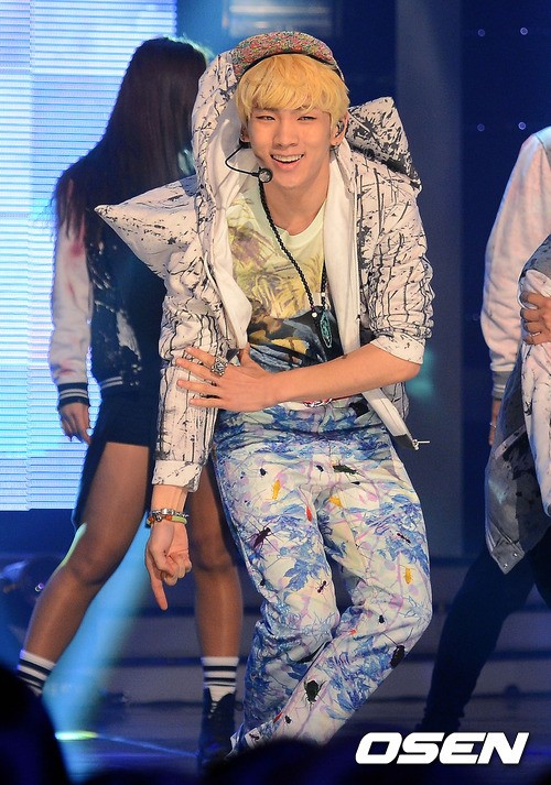 【PHOTO】SHINee「SHOW CHAMPION」に出演“あどけない少年” - Kstyle