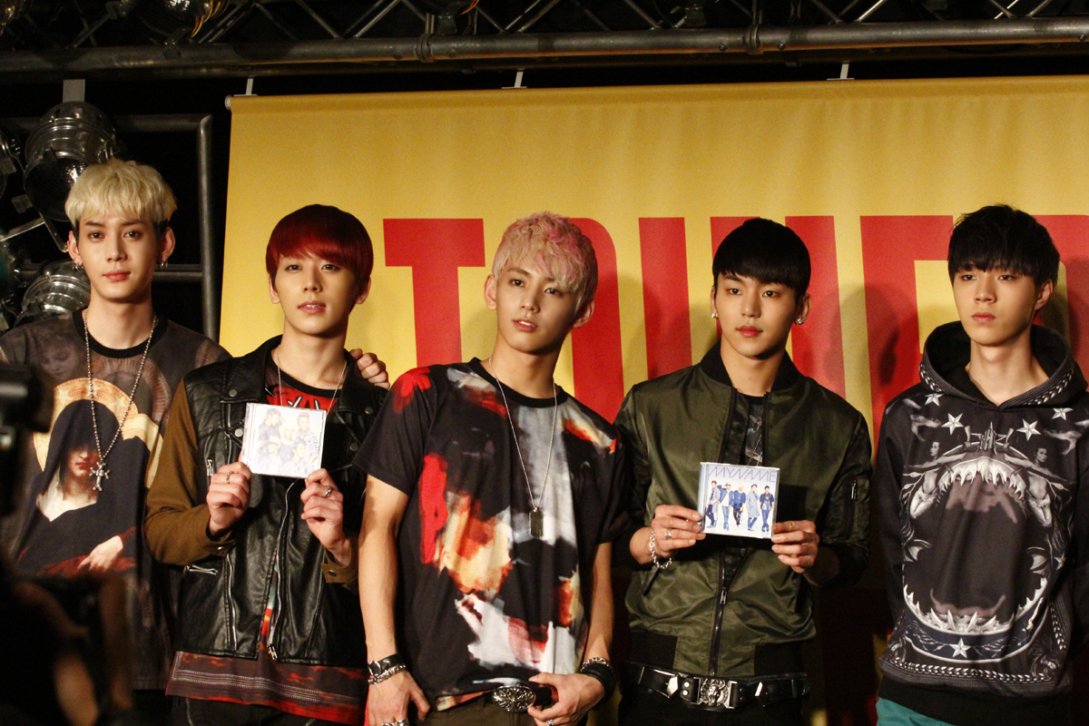 【PHOTO】MYNAME、1stアルバム発売日にタワーレコード渋谷店で記念イベント開催！350人のファンが集合 - Kstyle