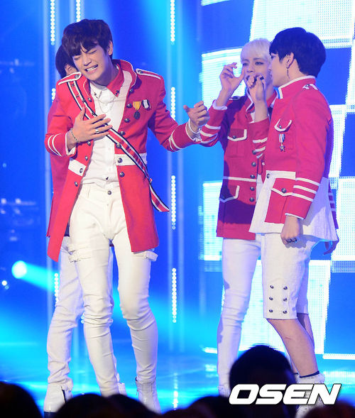【PHOTO】SHINee「SHOW CHAMPION」に出演“多彩なステージ” - Kstyle