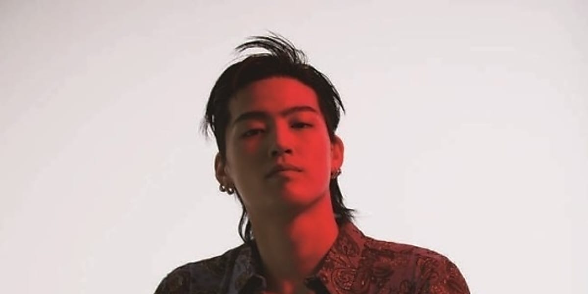 GOT7のJB、JYPと契約終了後初めて…グラビアの裏表紙に登場 - Kstyle