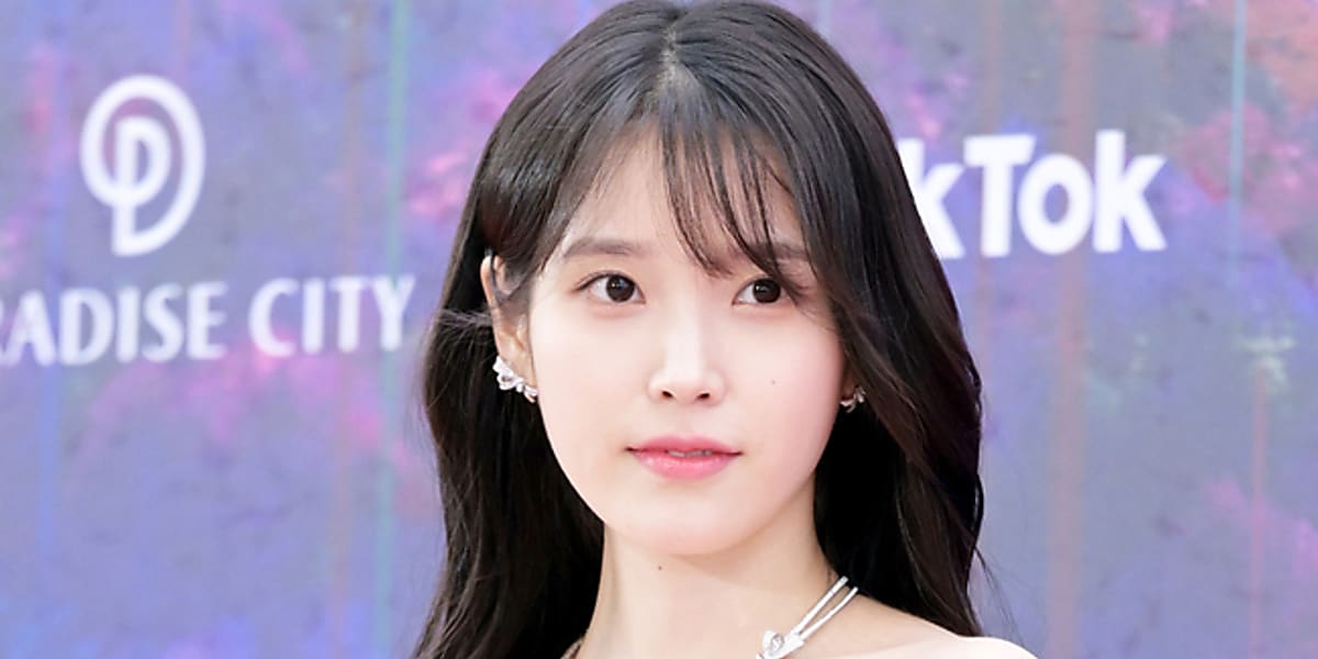 【PHOTO】IU「第59回百想芸術大賞」レッドカーペットに登場 - Kstyle