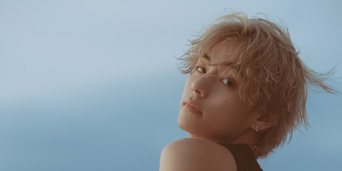 BTSのV、1stソロアルバム「Layover」コンセプトフォト第4弾を公開…海辺でのラフな姿に注目 - Kstyle
