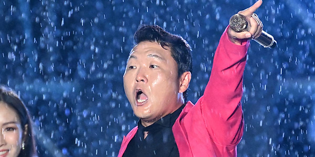 【PHOTO】PSY「永東大路K-POPコンサート」に出演…雨の中パワフルなステージを披露 - Kstyle