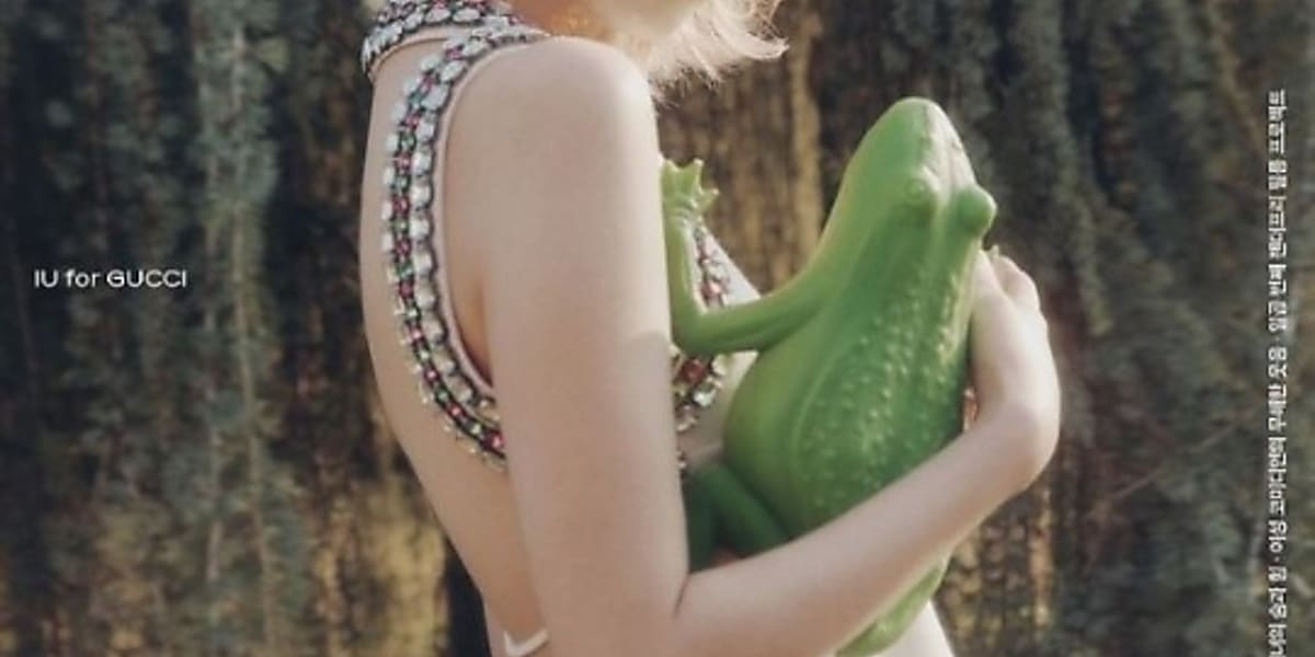 IU、グラビアで大胆に背中を露出も！妖精のようなビジュアル - Kstyle