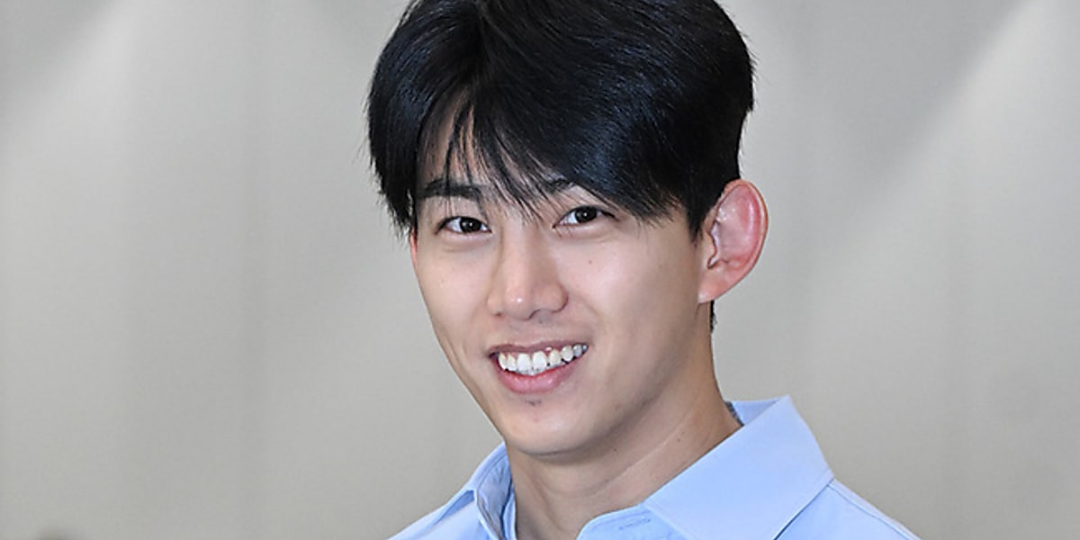 【PHOTO】2PM テギョン、海外スケジュールを終えて帰国…爽やかな笑顔 - Kstyle