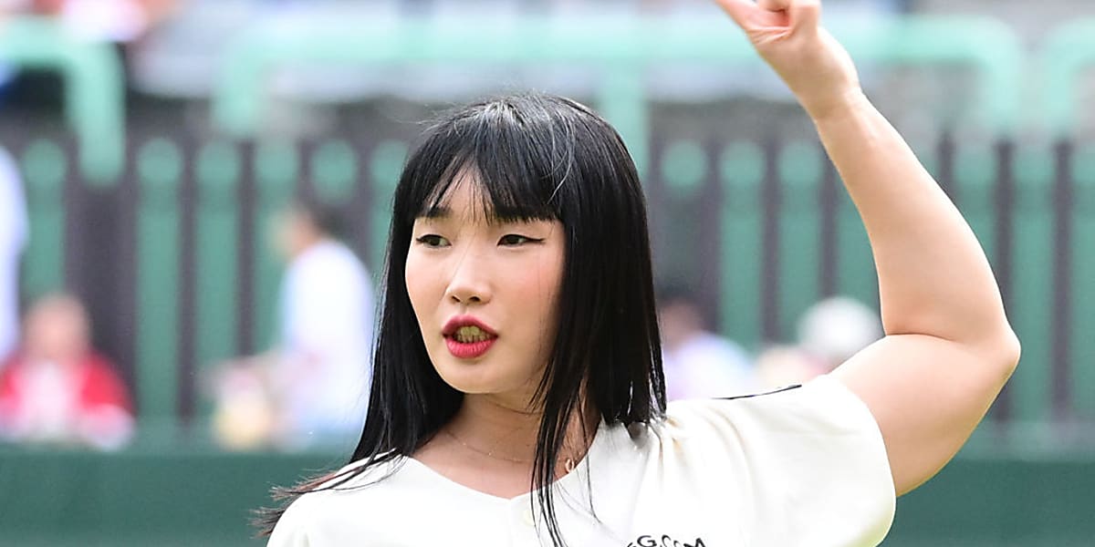 【PHOTO】LIP J、始球式に登場…笑顔でダンスを披露 - Kstyle