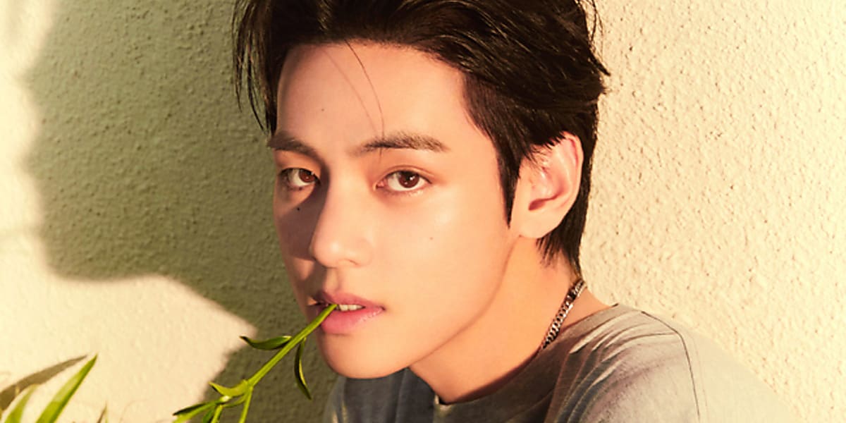 BTSのV、爽やかな少年の魅力をアピール…春の雰囲気が漂うグラビアに登場（動画あり） - Kstyle