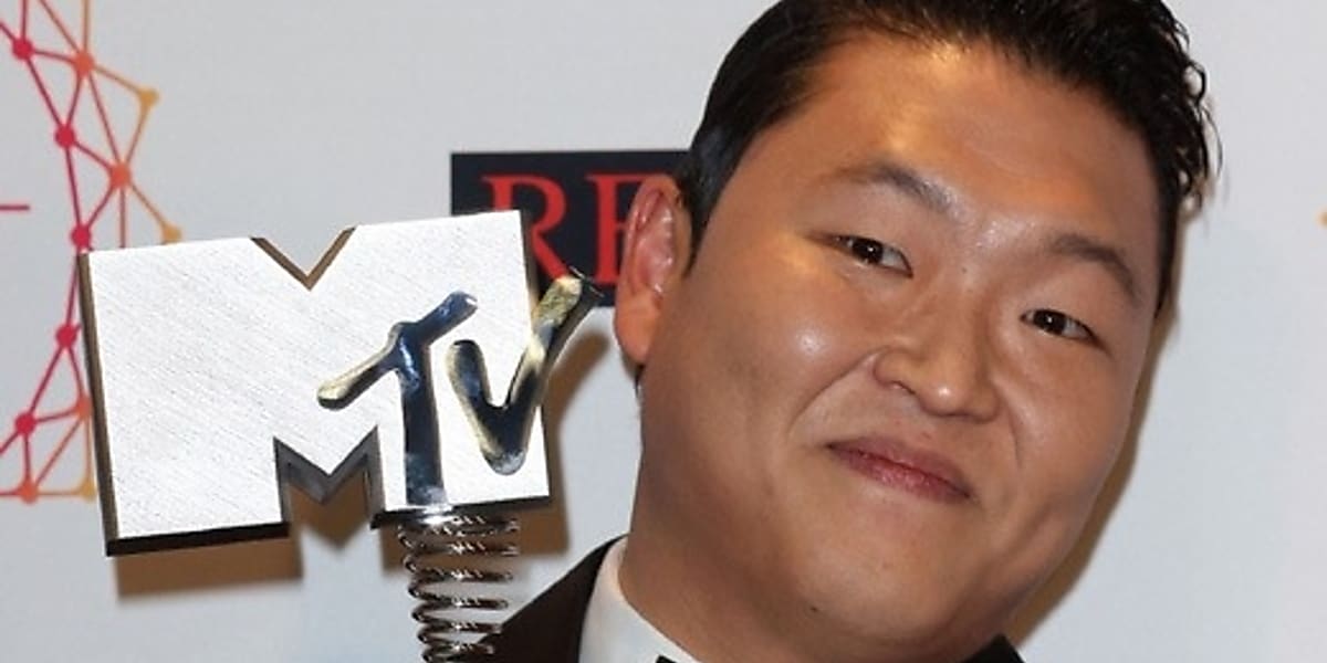 【PHOTO】PSY「MTV EMA」にてベスト・ビデオ部門受賞“栄光の瞬間” - Kstyle