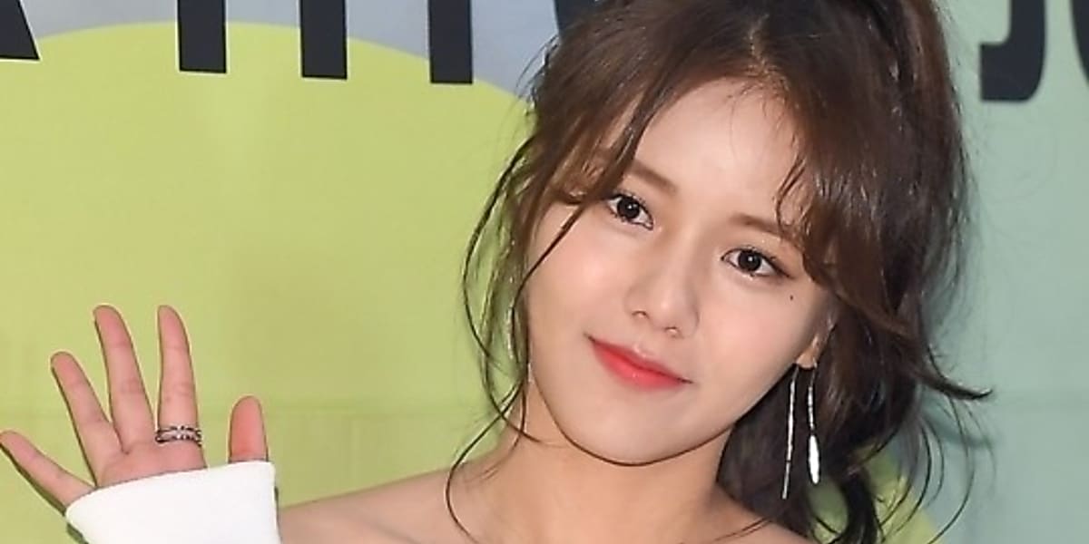 AOA ヘジョン、男性との密着ショットを誤爆？投稿を削除も熱愛説が浮上…FNCが釈明 - Kstyle