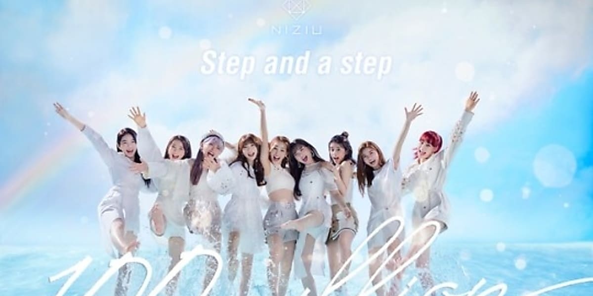 NiziU、デビューシングル「Step and a step」MV再生回数が1億回を突破！パフォーマンス映像をサプライズ公開 - Kstyle