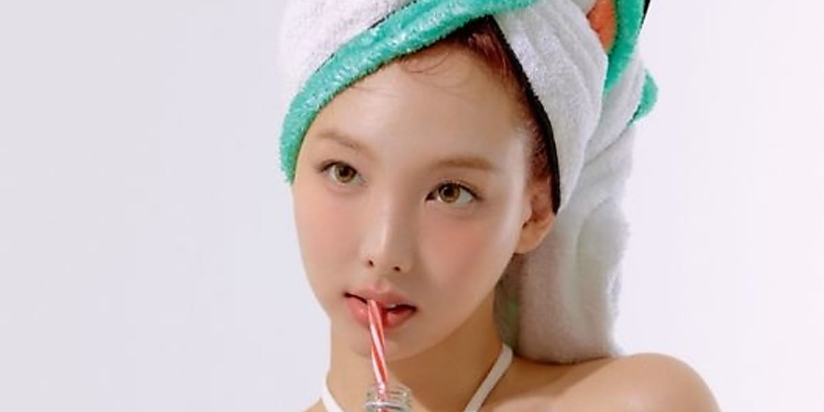 TWICE ナヨン、初夏の爽やかな雰囲気のグラビアを公開…“ナヨンらしさ”について語る - Kstyle