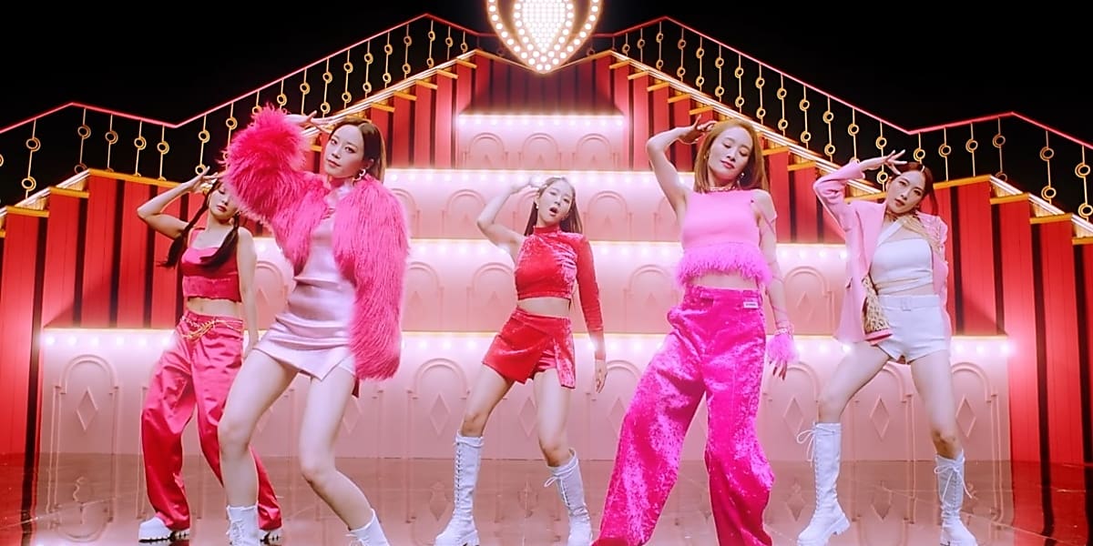 KARA、タイトル曲「WHEN I MOVE」MVを公開…ハラさんの席やマイクスタンドも - Kstyle