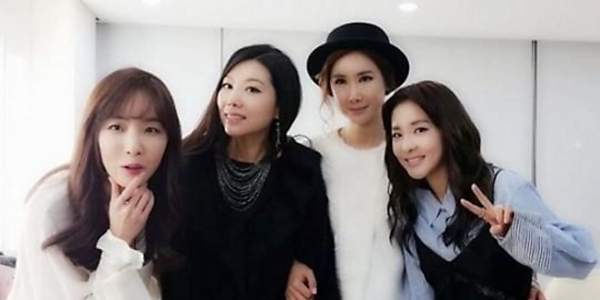 2NE1のDARAからイ・ガウンまで…美女4人の集合写真が話題に - Kstyle