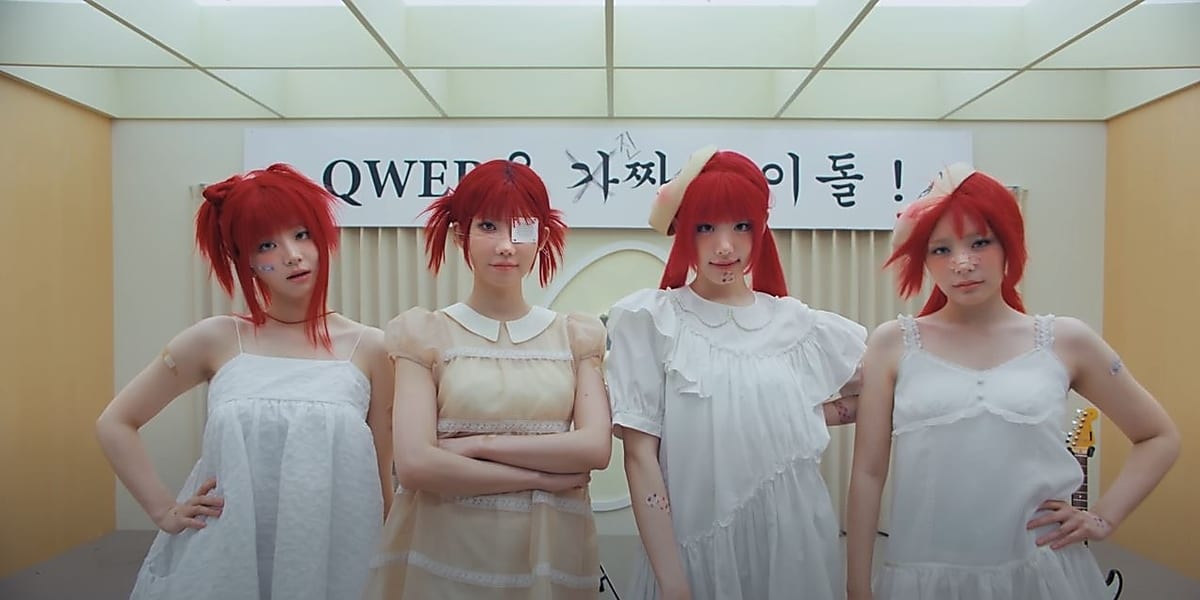QWER、メンバー全員が赤髪に！？新曲「FAKE IDOL」MVで驚きのイメチェン - Kstyle