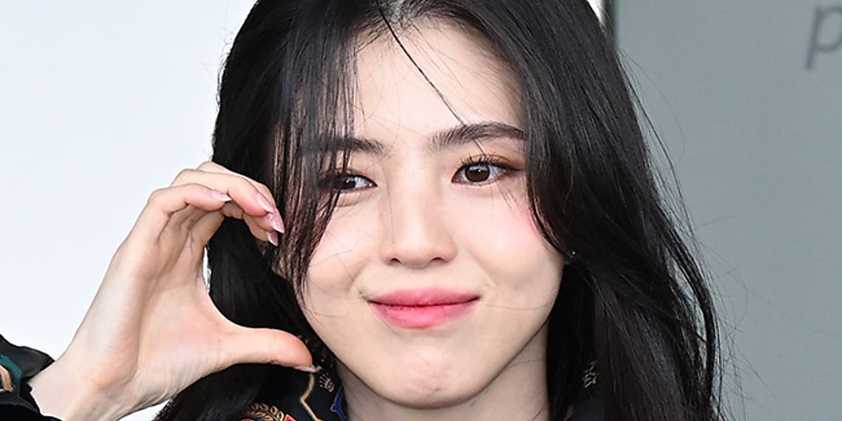 【PHOTO】ハン・ソヒ、スケジュールのためイギリスへ出国…キュートなポーズを披露（動画あり） - Kstyle