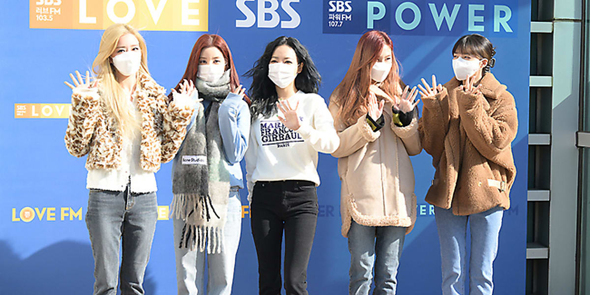 【PHOTO】Apink「2時脱出Cultwo Show」出演のため放送局へ…手を振って挨拶（動画あり） - Kstyle