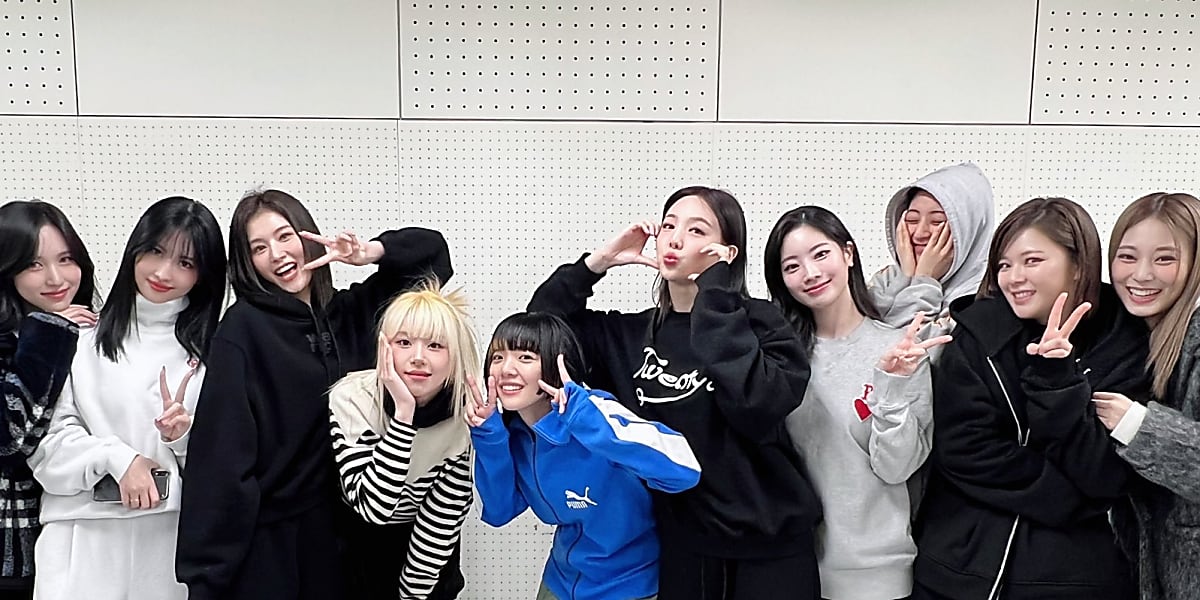 TWICE、あいみょん＆NiziUと「第73回NHK紅白歌合戦」で記念ショット！ファンから“最高”の声 - Kstyle