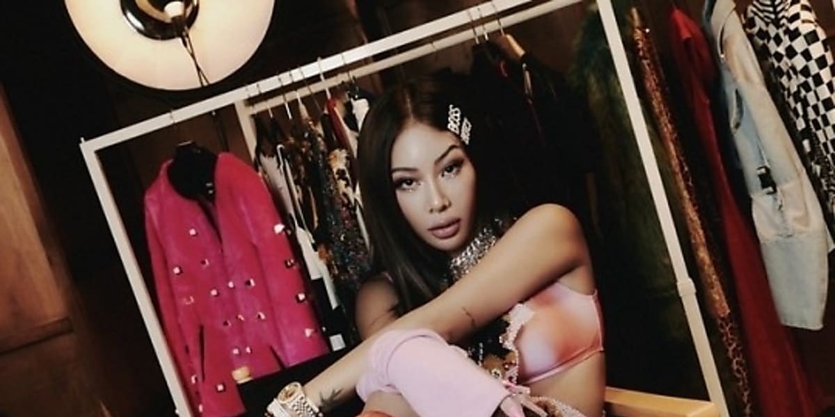 Jessi、ニューデジタルシングル「ZOOM」最後のコンセプトフォトを公開…自信溢れる表情 - Kstyle