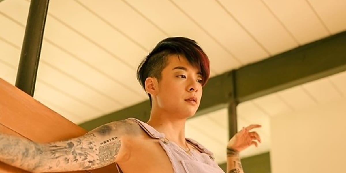 f(x) エンバ、中性的な魅力の近況写真を公開…大胆露出に釘付け - Kstyle