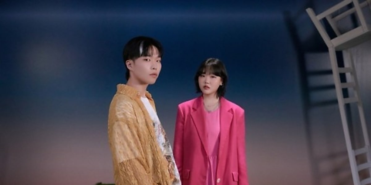 AKMU、IUとのコラボ曲「落下」MV公開…試練と向き合った人へのメッセージ - Kstyle
