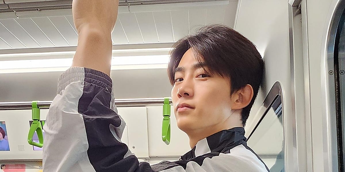 2PM テギョン、電車に乗る姿も！日本での写真を公開…ハンサムなビジュアル - Kstyle
