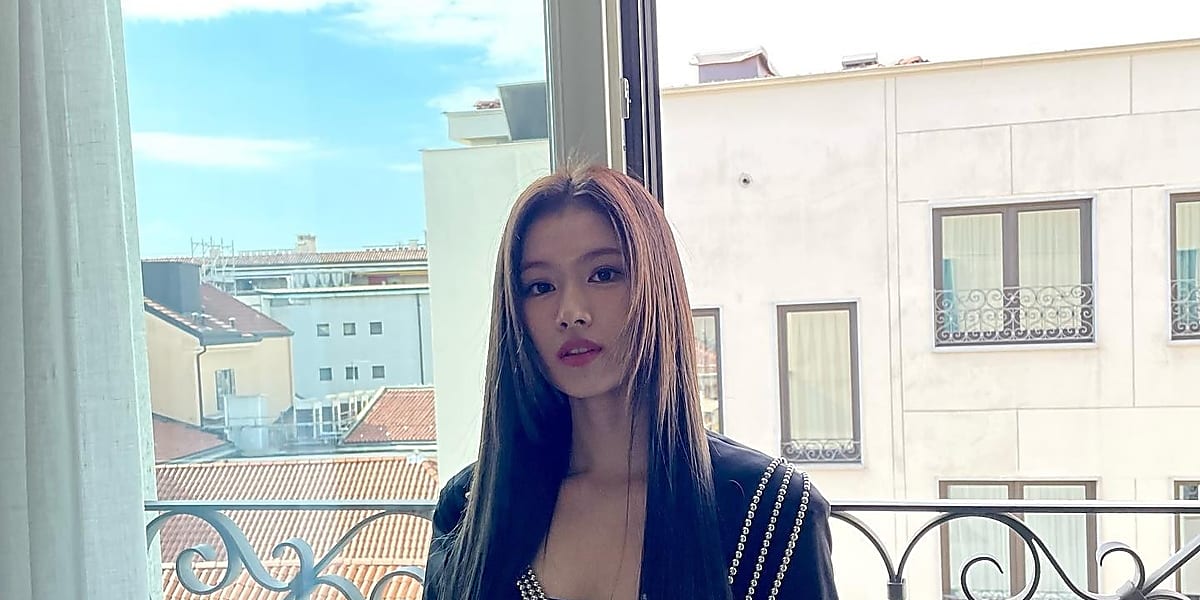 TWICE サナ、イタリアで開催された「PRADA」のファッションショーに参加…永野芽郁との対面も話題に（動画あり） - Kstyle