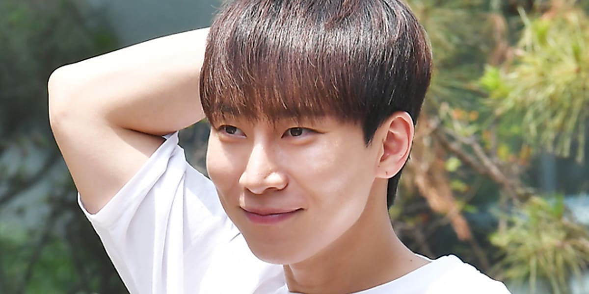 【PHOTO】BTOB ウングァン「不朽の名曲」収録に参加…お茶目なポーズ - Kstyle