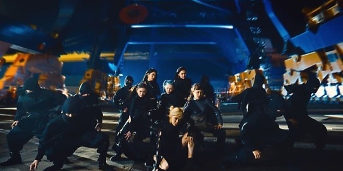 EVERGLOW、新曲「FIRST」MVを公開…激しいダンスとカリスマ性溢れるオーラに注目 - Kstyle