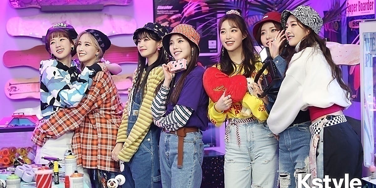 【密着レポ】Weeekly、新曲「After School」MV撮影現場に潜入！動画ではメンバーで仲良く綿あめをシェアする姿も - Kstyle