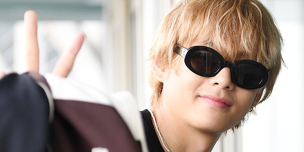 【PHOTO】BTSのV、海外スケジュールのためフランスへ出国…金髪姿で明るくピース（動画あり） - Kstyle